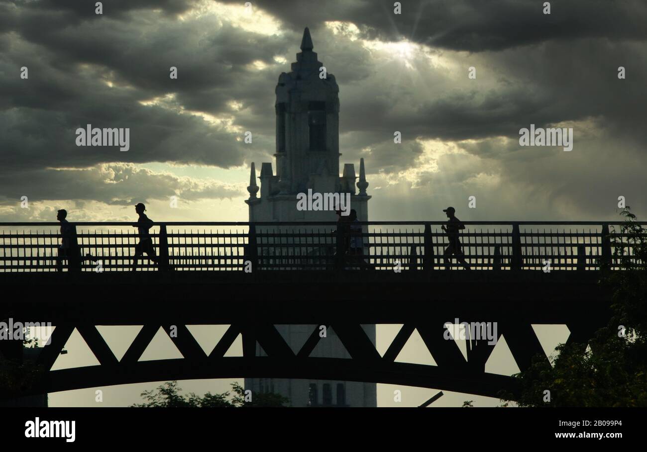 Marathon tower bridge hi-res stock photography and images - Alamy