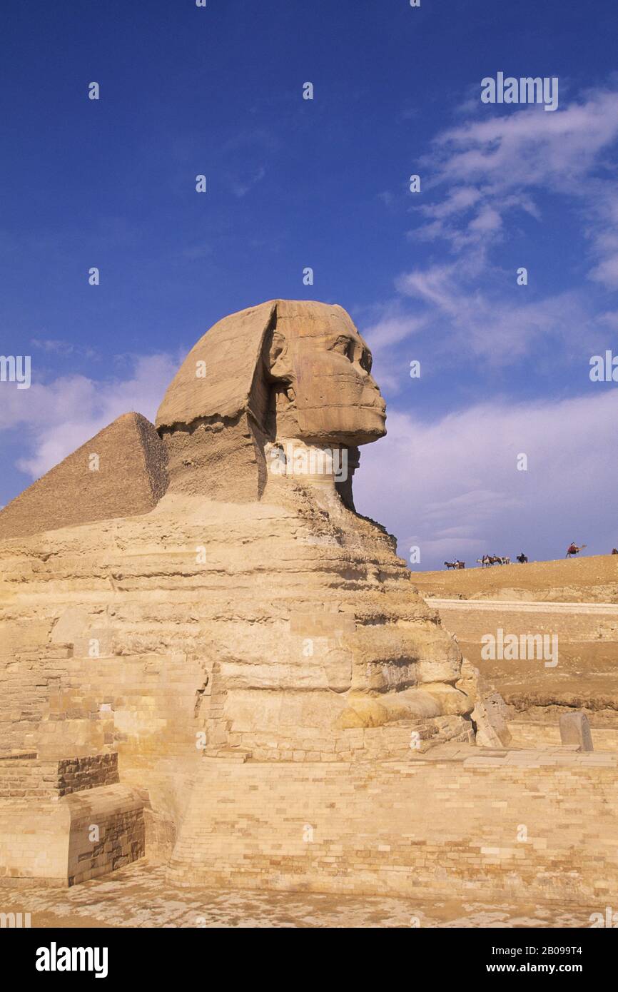 EGYPT, CAIRO, GIZA, SPHINX WITH CHEOPS PYRAMID IN BACKGROUND Stock ...