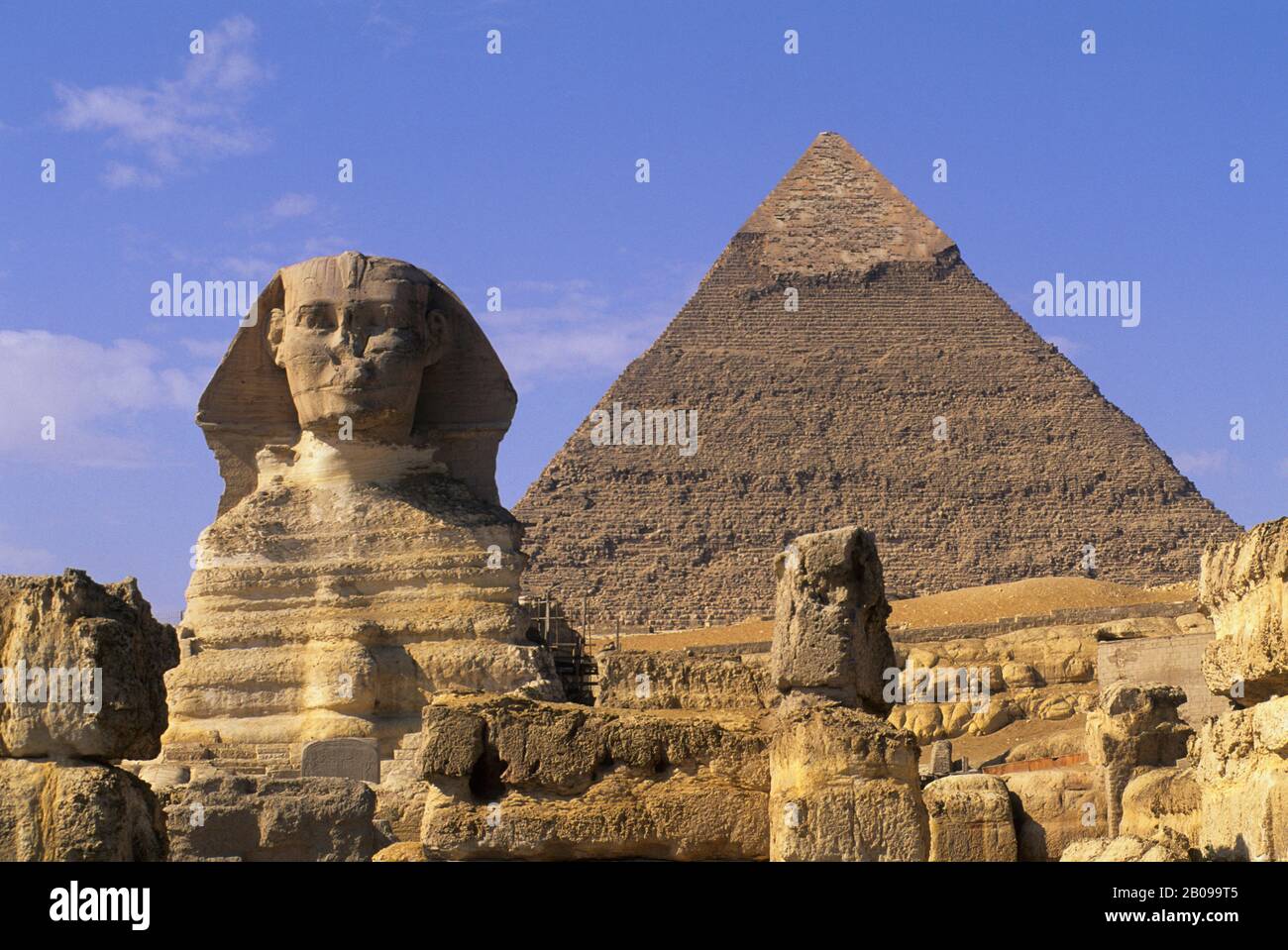 EGYPT, CAIRO, GIZA, SPHINX WITH CHEFREN PYRAMID IN BACKGROUND Stock ...