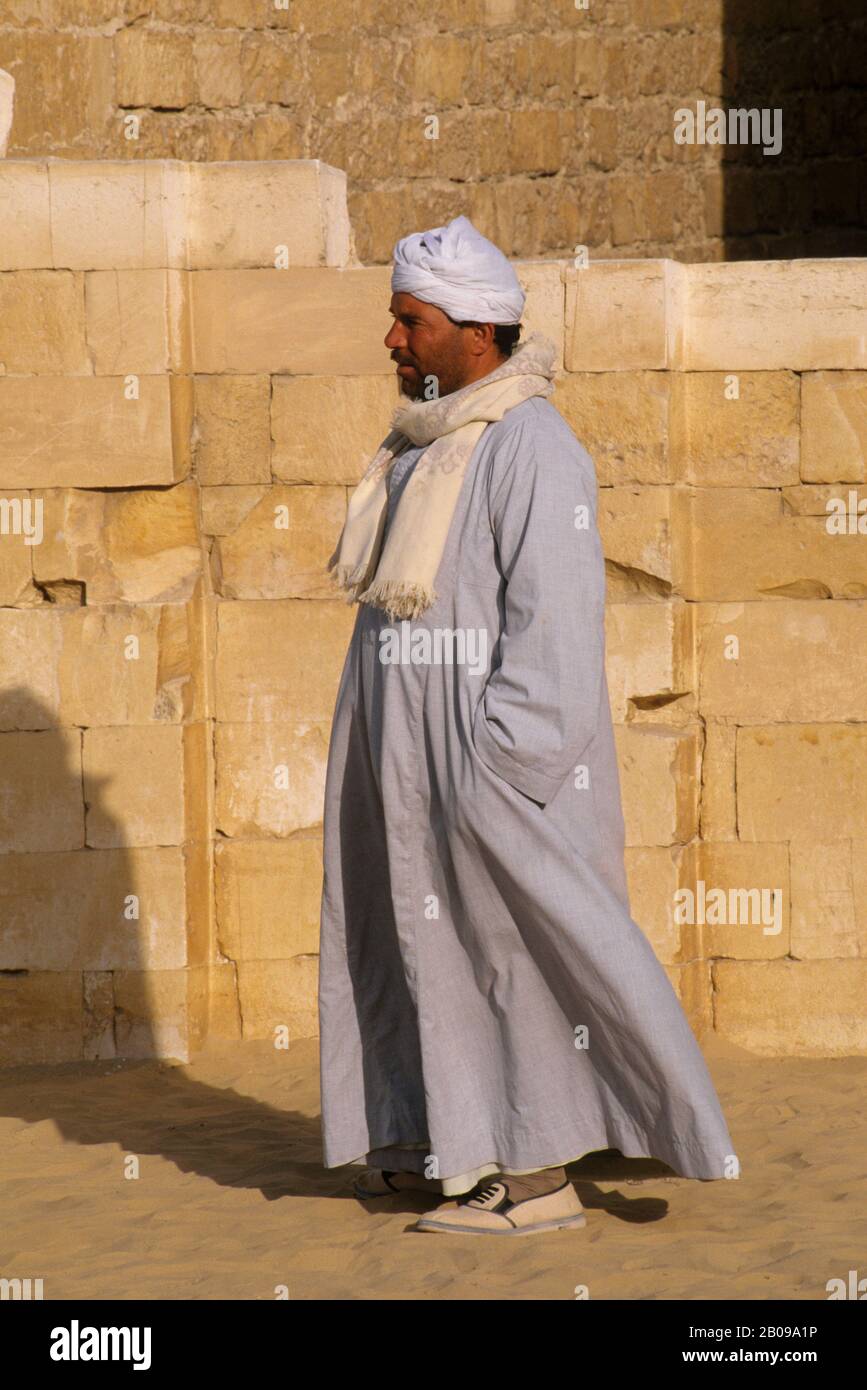 EGYPT, NEAR CAIRO, SAKKARA, STEP PYRAMID AREA, MAN IN TRADITIONAL ...