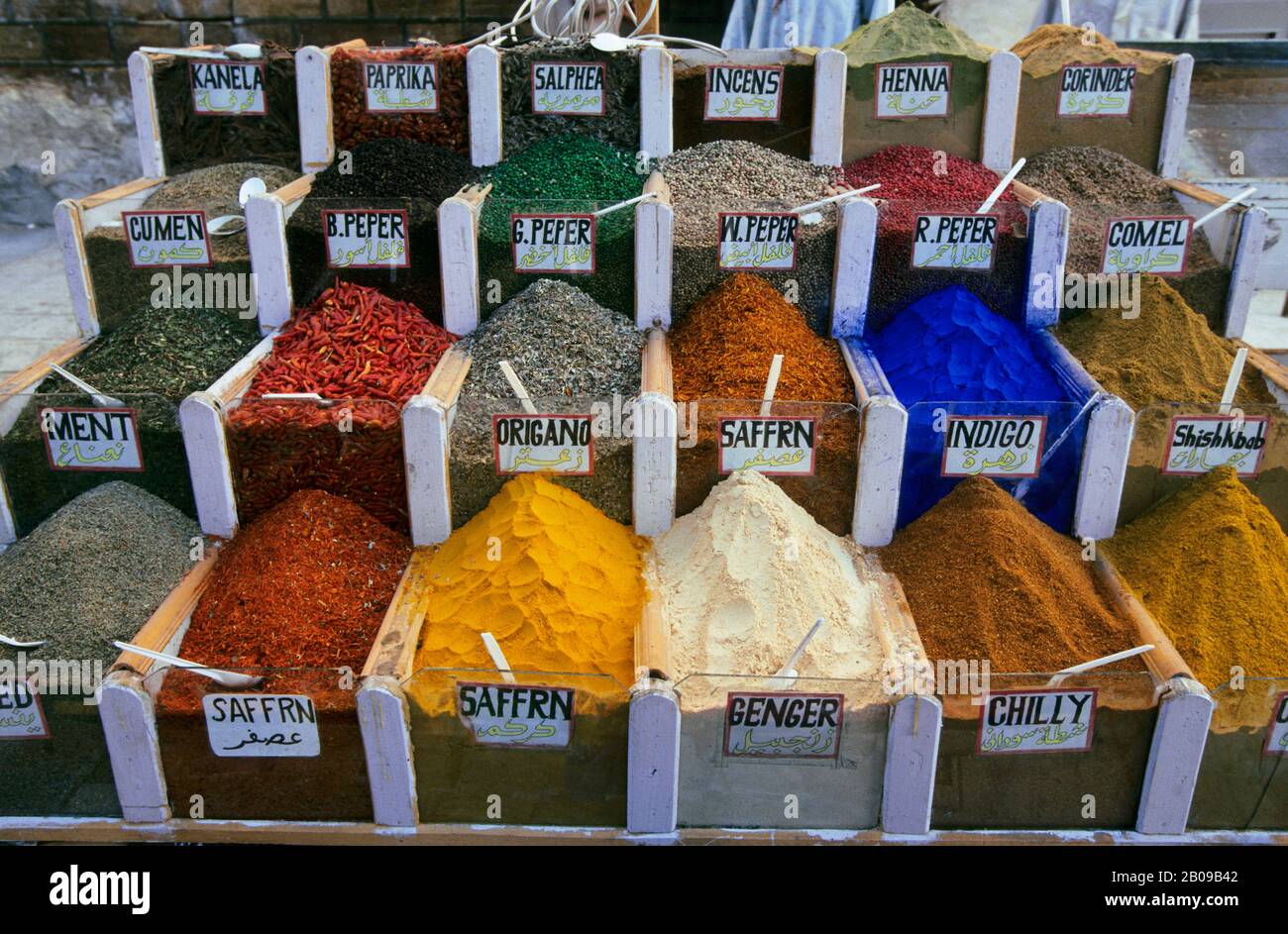 EGYPT, ASWAN, BAZAAR, COLORFUL SPICES FOR SALE Stock Photo - Alamy