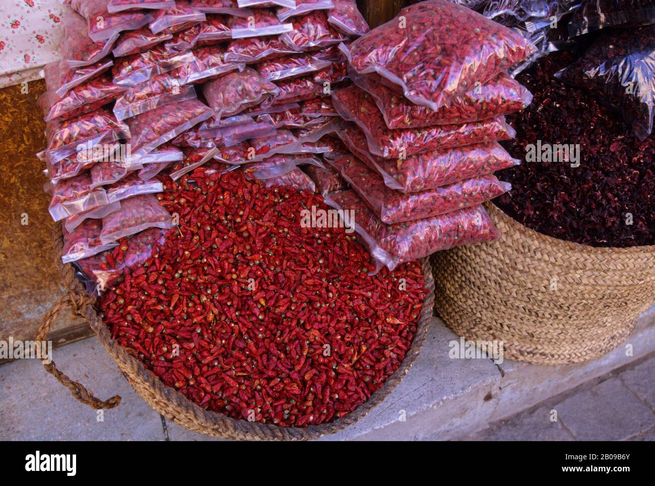 EGYPT, ASWAN, BAZAAR, DRIED CHILE PEPPERS FOR SALE Stock Photo - Alamy