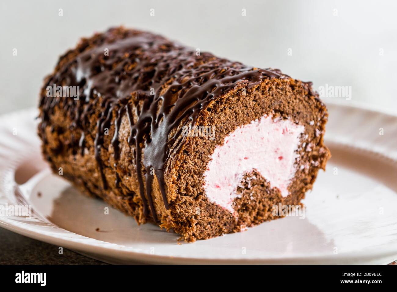 Strawberry log cake hi-res stock photography and images - Alamy