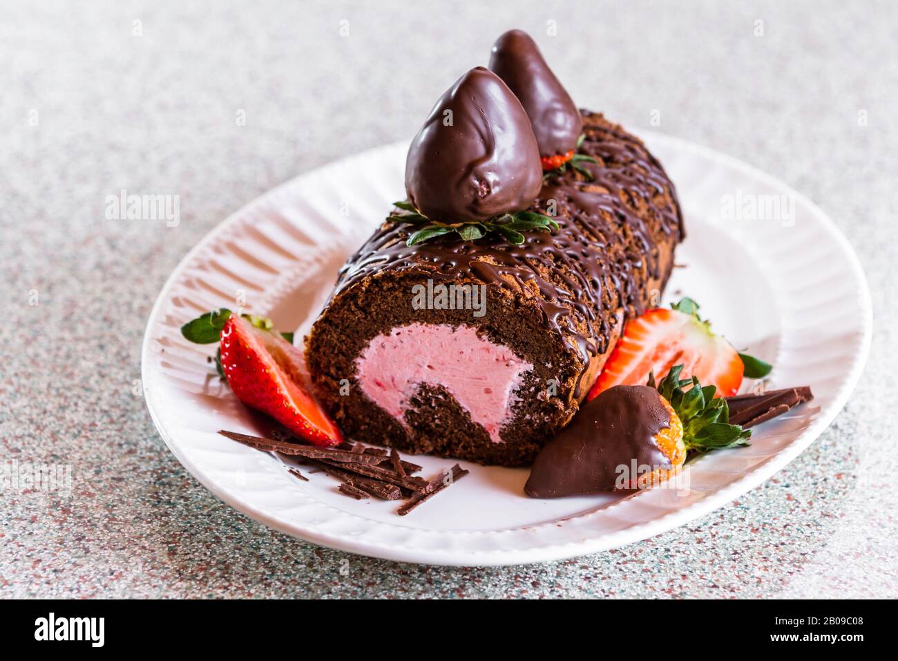 Strawberry log cake hi-res stock photography and images - Alamy
