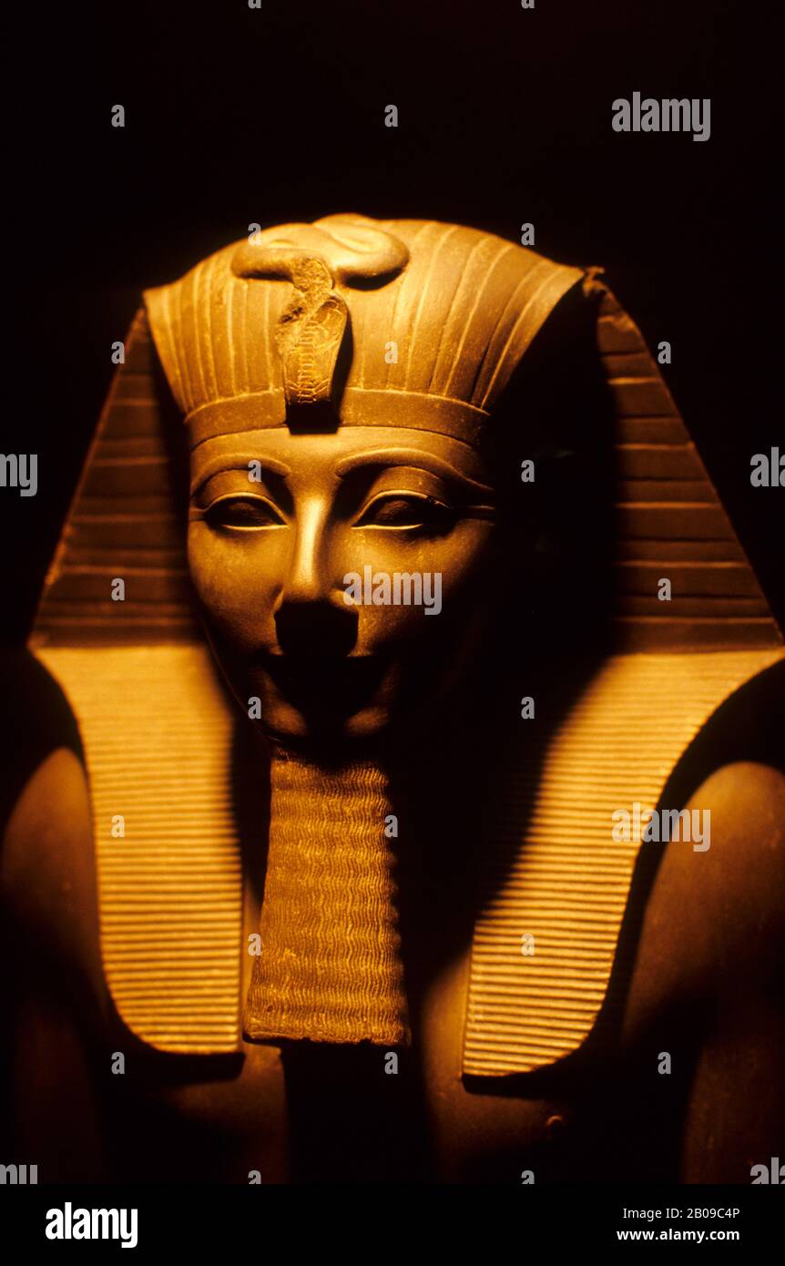 Statue tuthmosis iii hi-res stock photography and images - Alamy