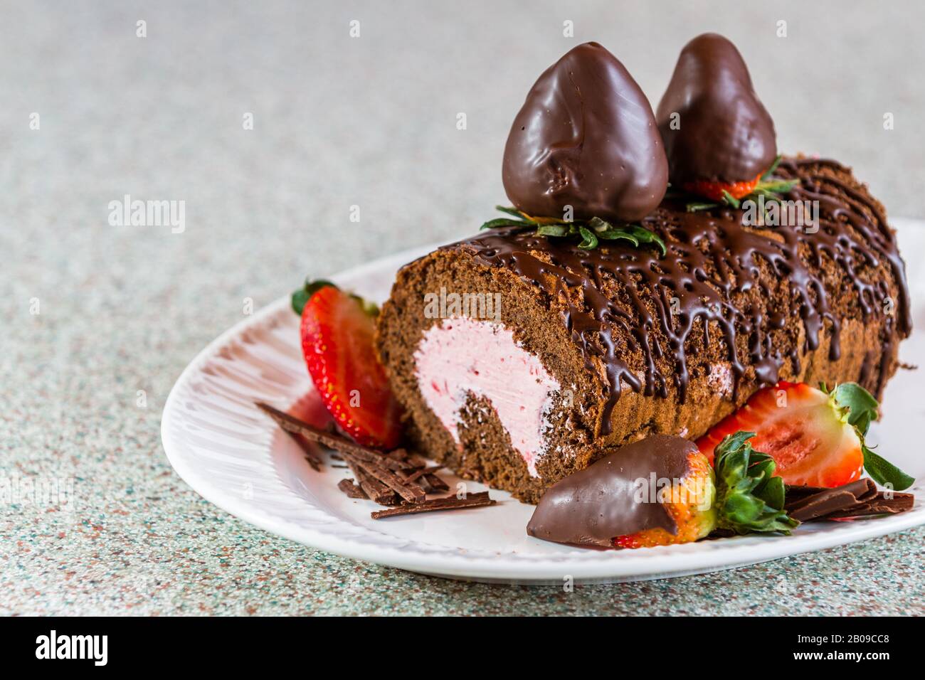 Strawberry log cake hi-res stock photography and images - Alamy