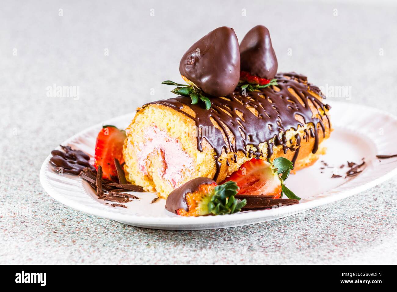 Strawberry log cake hi-res stock photography and images - Alamy