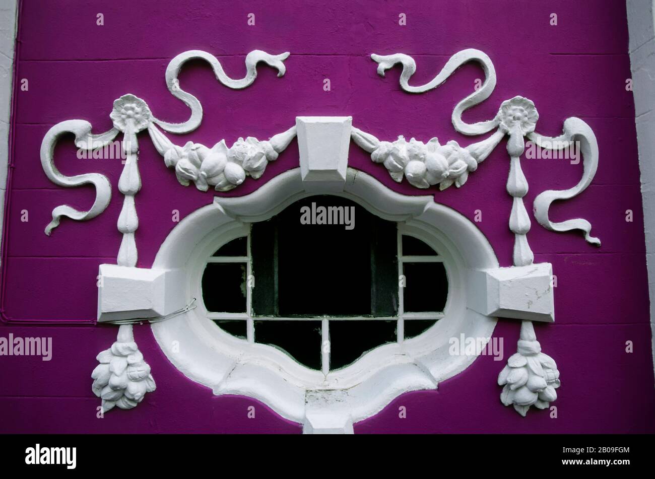 Dutch colonial house windows hi-res stock photography and images - Alamy