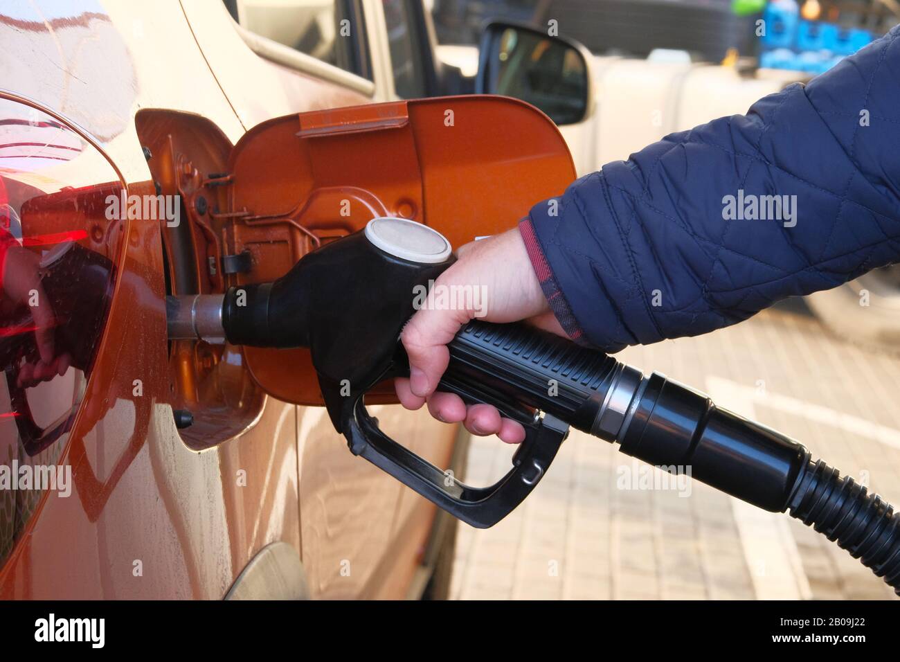Fills up a car hi-res stock photography and images - Alamy
