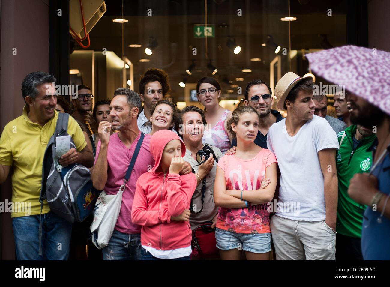 500 people hi-res stock photography and images - Alamy