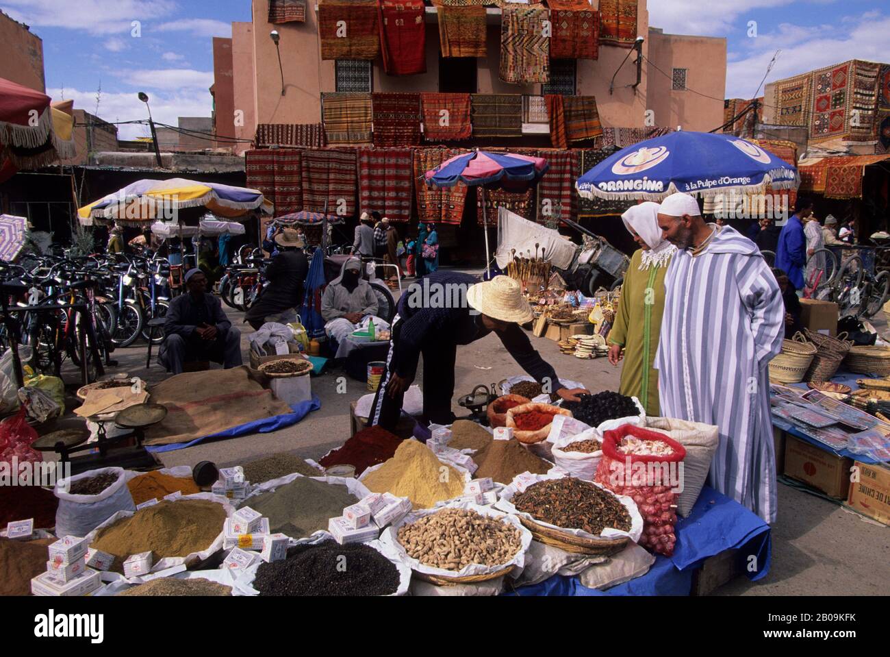 MOROCCO, MARRAKECH, SOUK AREA, MARKET SCENE Stock Photo - Alamy