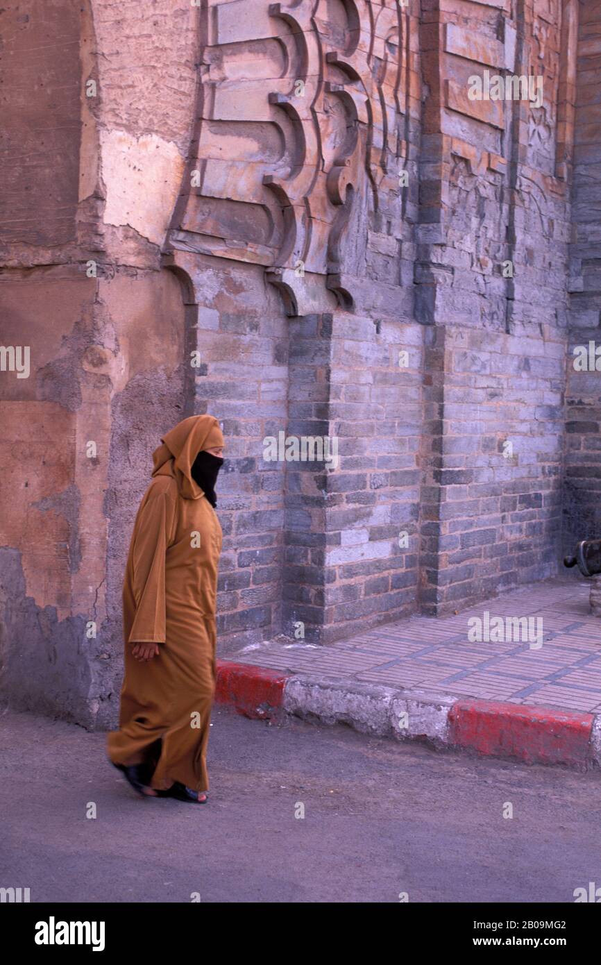 MOROCCO, MARRAKECH, STREET SCENE, VEILED WOMAN Stock Photo - Alamy