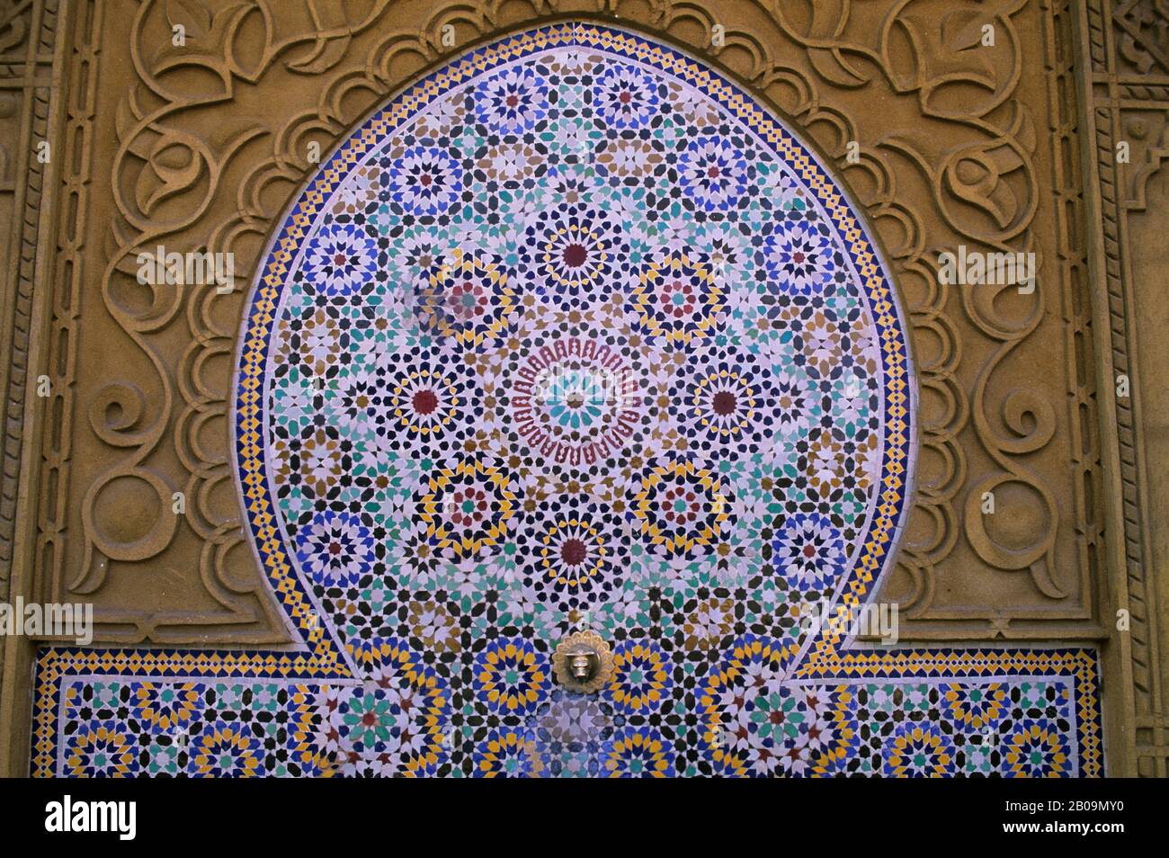 MOROCCO, MARRAKECH, SOUK SCENE, DRINKING FOUNTAIN, MOSAIC Stock Photo ...