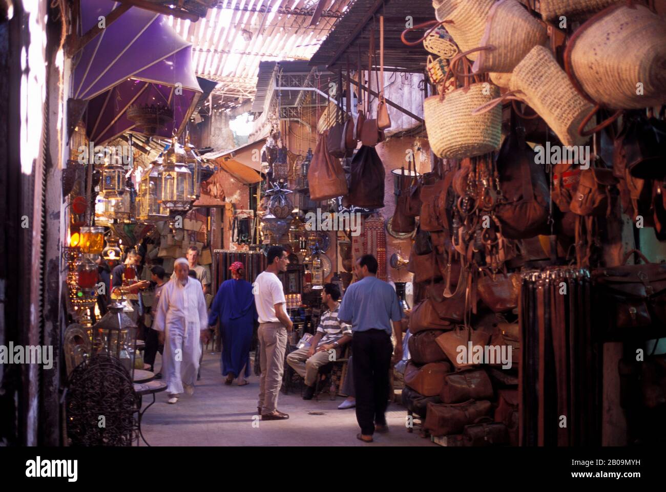 MOROCCO, MARRAKECH, SOUK SCENE, STORES Stock Photo - Alamy