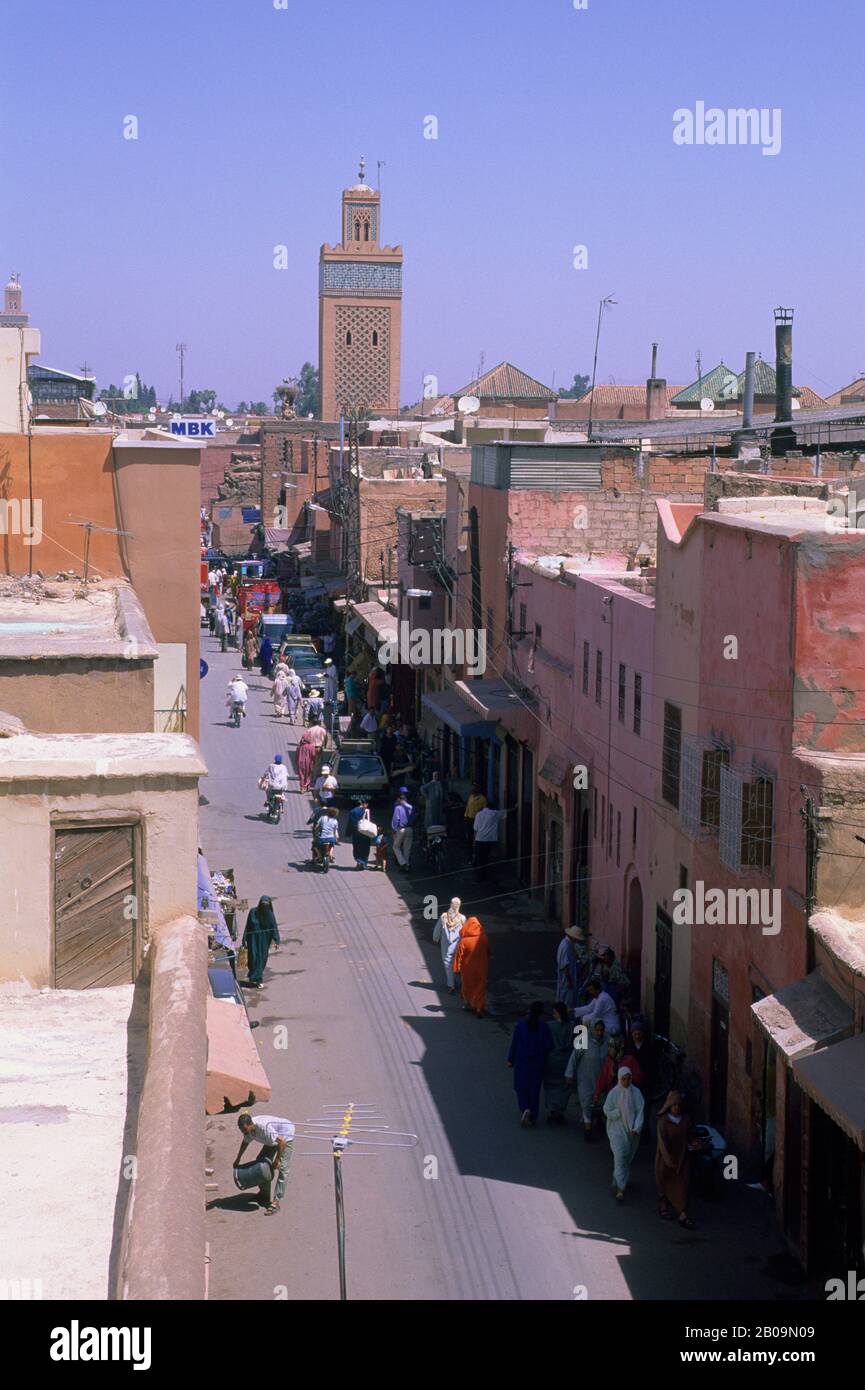 MOROCCO, MARRAKECH, CITY SCENE, OVERVIEW, MOSQUE IN BACKGROUND Stock ...