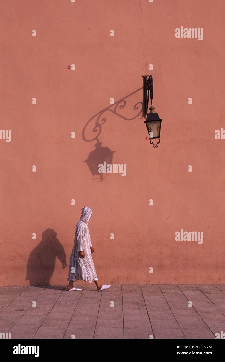 MOROCCO, MARRAKECH, KOUTOUBIA MOSQUE SQUARE, MOROCCAN MAN, TRADITIONAL ...