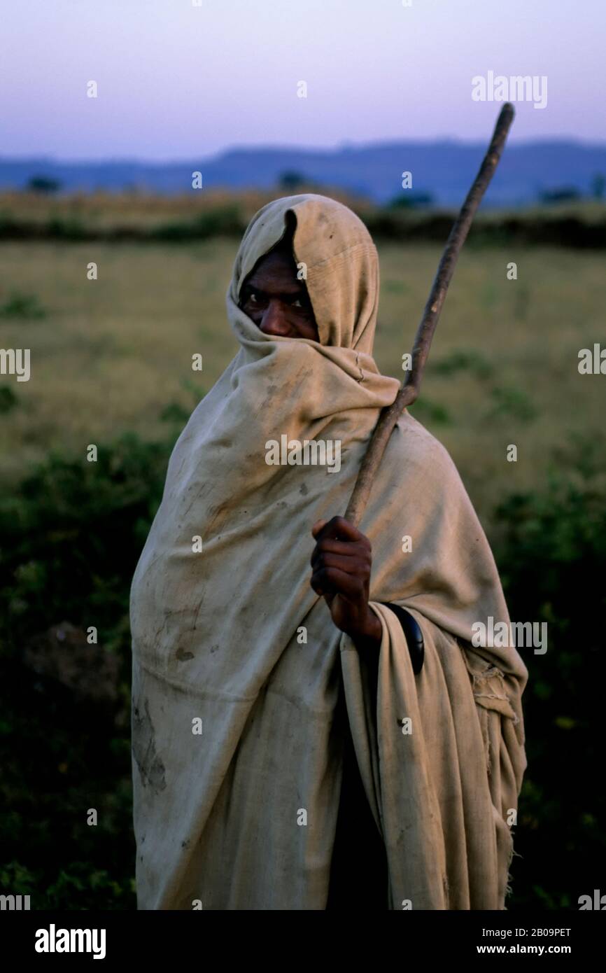 ETHIOPIA, NEAR BAHAR DAR, MAN DRAPED IN CLOTH Stock Photo - Alamy