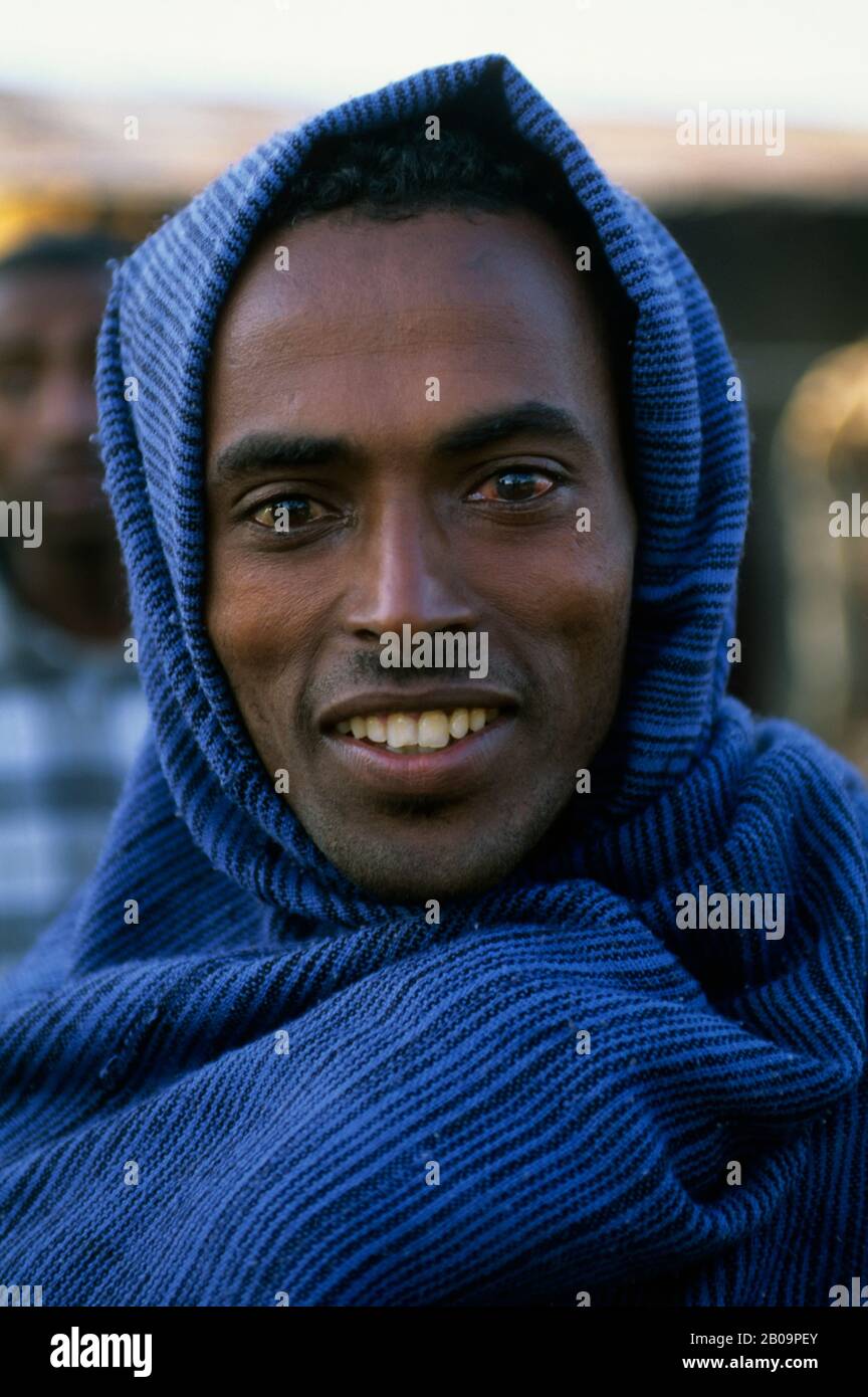 ETHIOPIA, NEAR BAHAR DAR, SMALL VILLAGE, MAN DRAPED IN BLUE CLOTH Stock ...