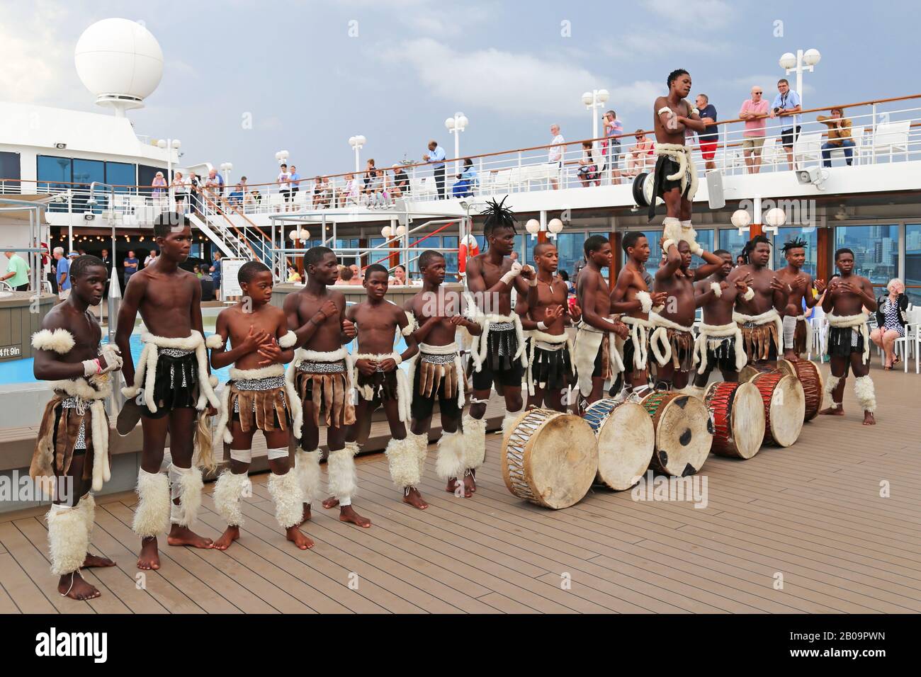 Zulu dance hi-res stock photography and images - Alamy