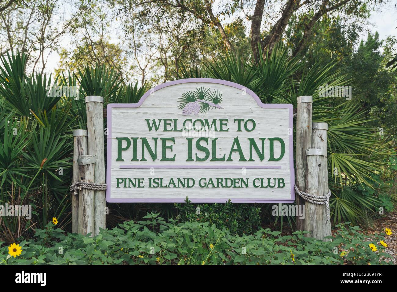 PINE ISLAND, FLORIDA - JAN 17, 2020. Pine island sign Stock Photo - Alamy