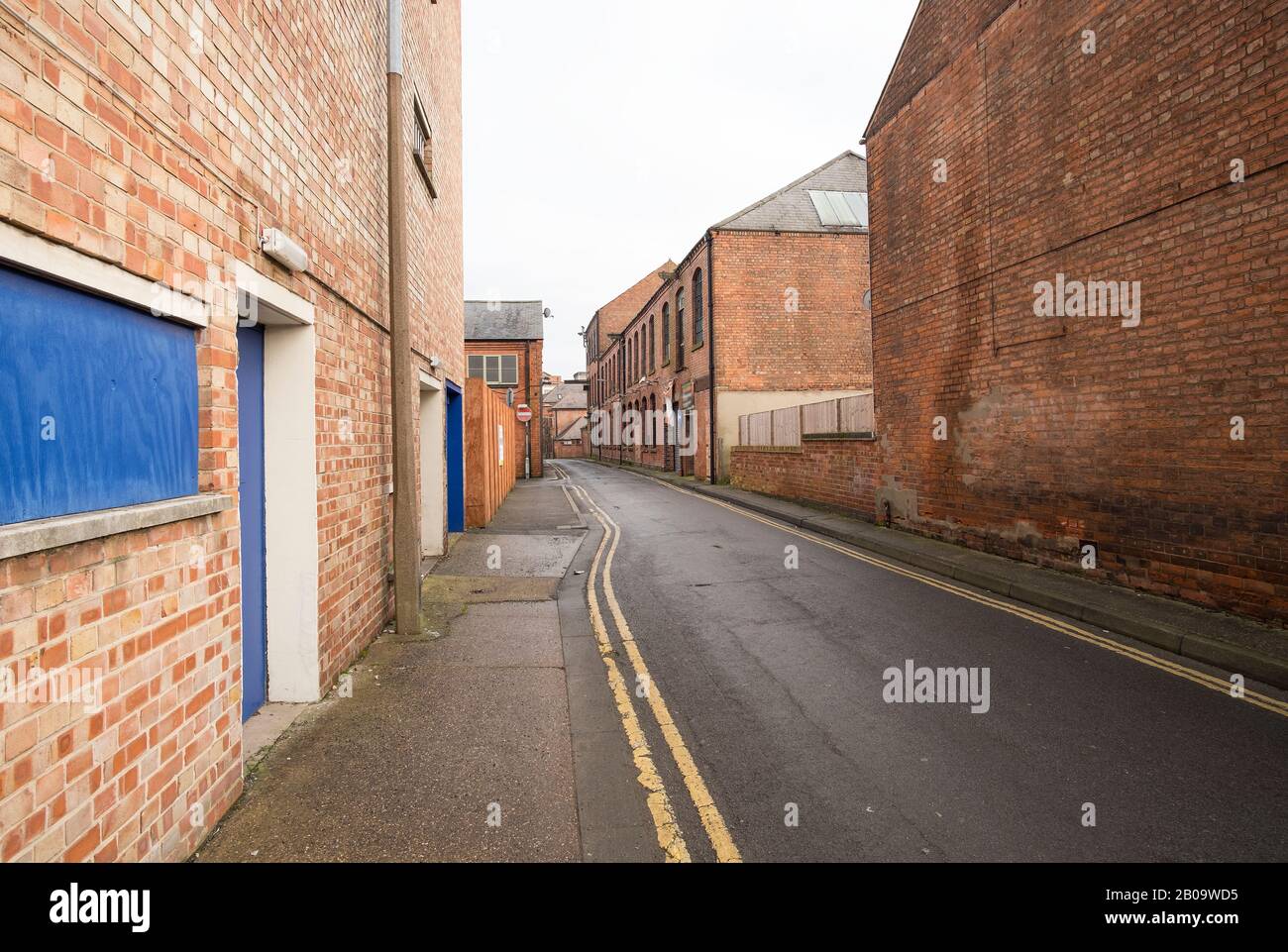 Narrow back street with double yellow lines Stock Photo - Alamy