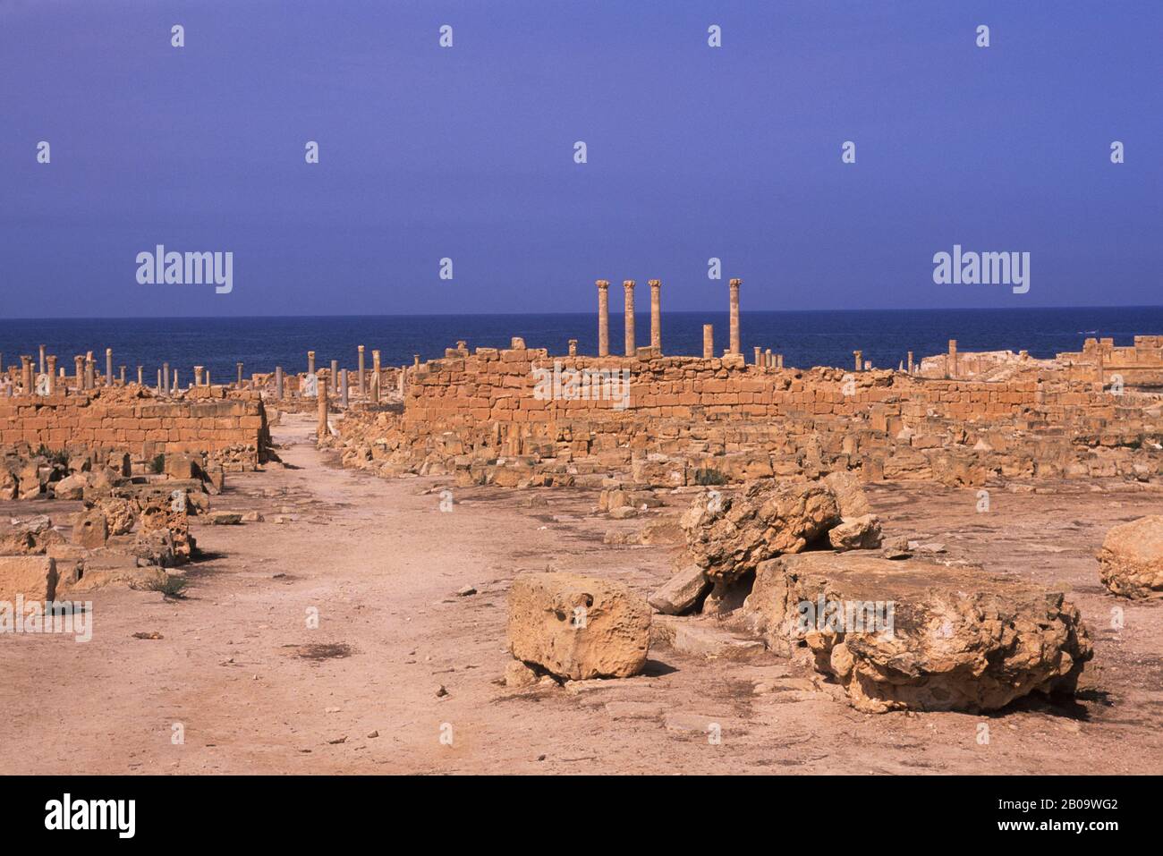 LIBYA, NEAR TRIPOLI, SABRATHA, OVERVIEW OF ROMAN CITY Stock Photo - Alamy