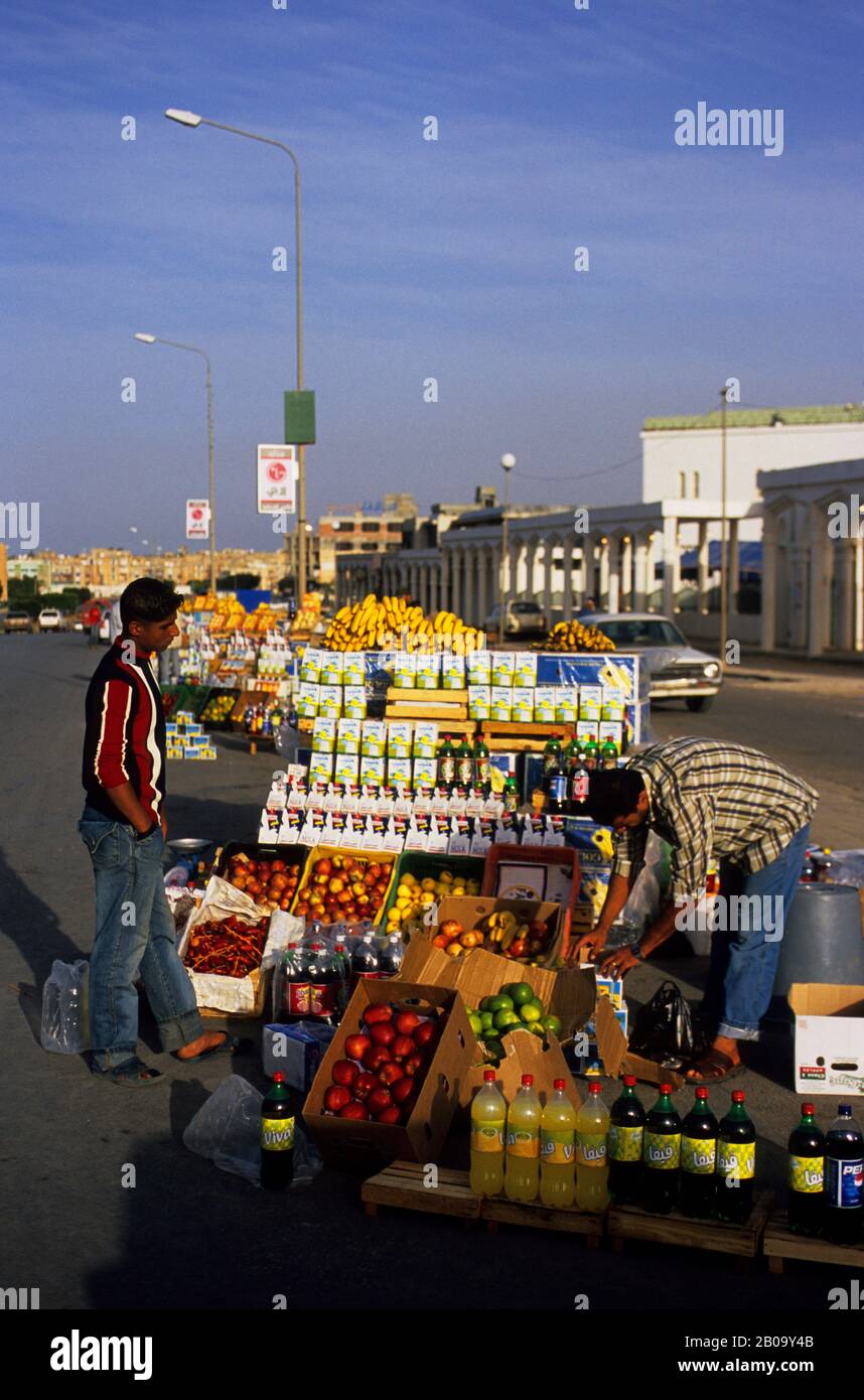 LIBYA, NEAR BENGHAZI, AL BAYDA, STREET SCENE, PEOPLE SELLING PRODUCE ...