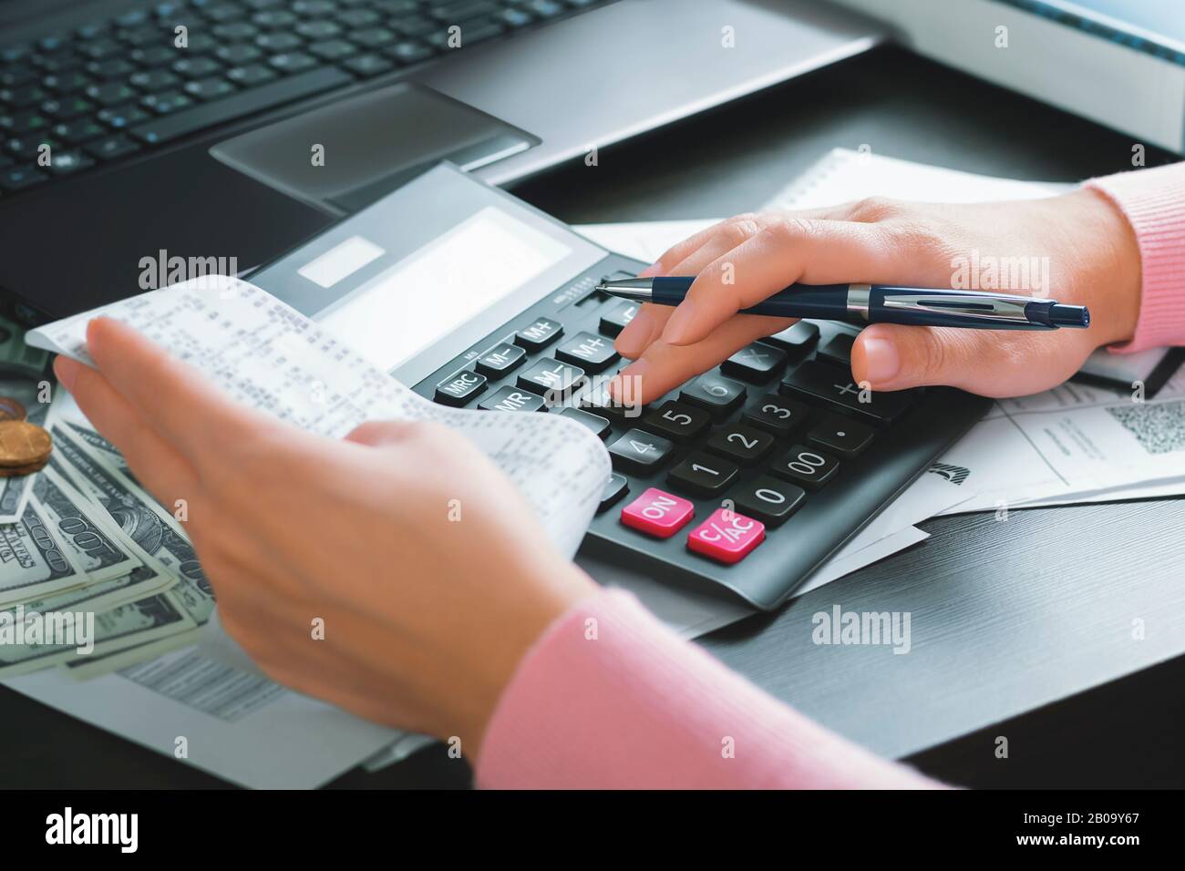 Receipt in hand hi-res stock photography and images - Alamy