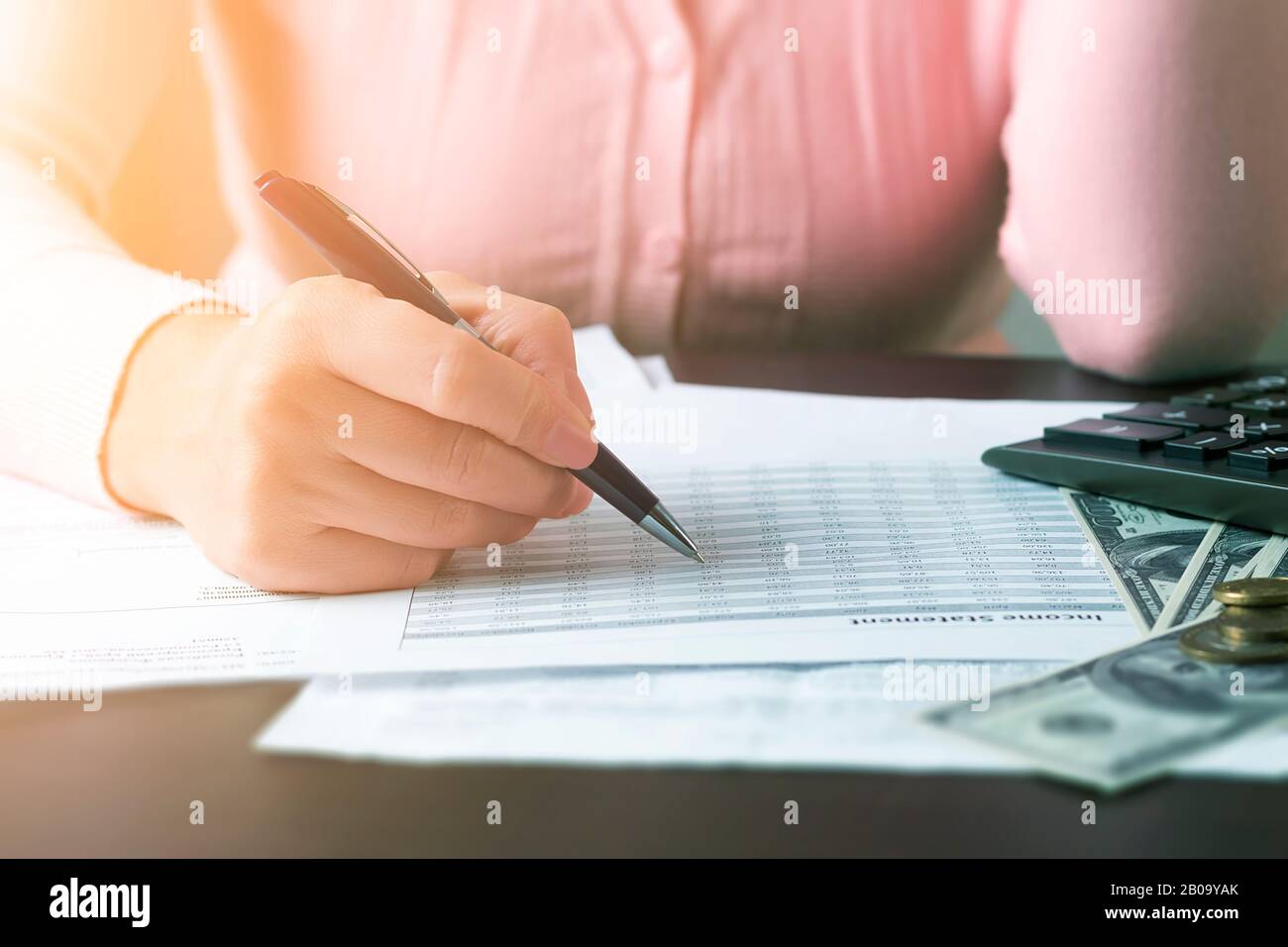 Hand on tables hi-res stock photography and images - Alamy
