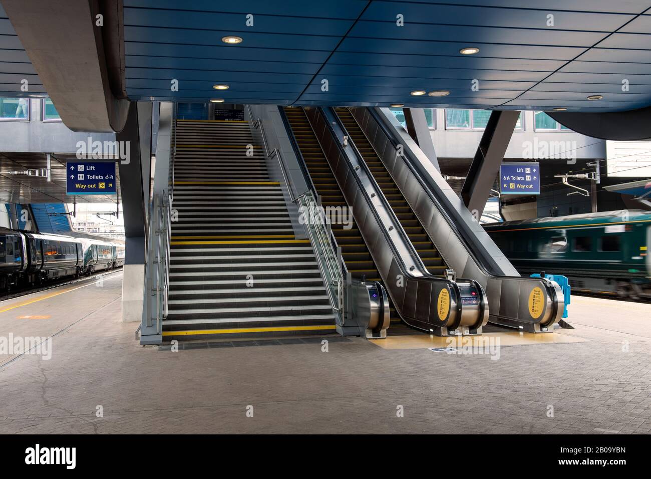 Escalators and stairs Reading station platform Stock Photo - Alamy