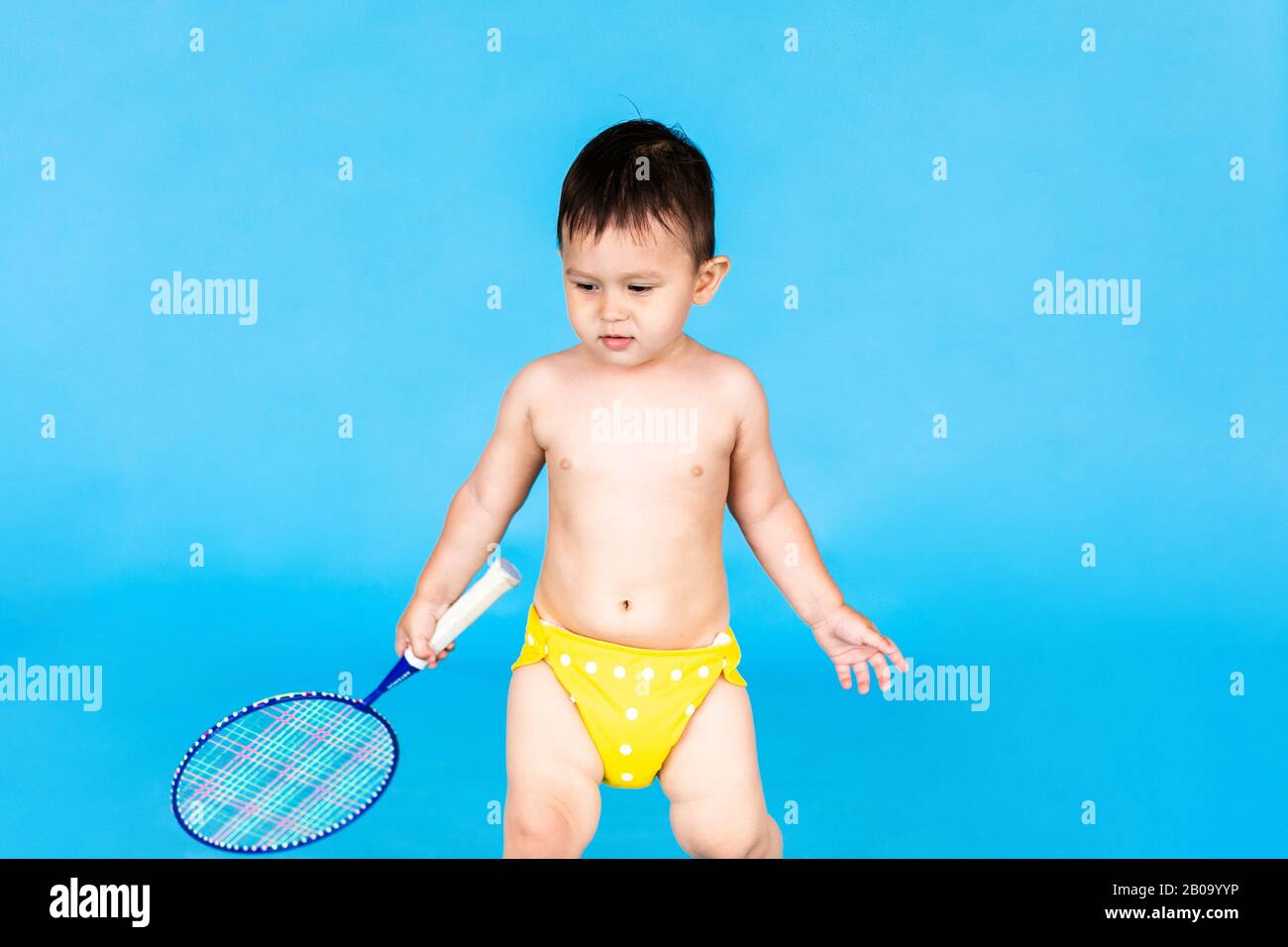 Teenagers playing badminton hi-res stock photography and images - Alamy
