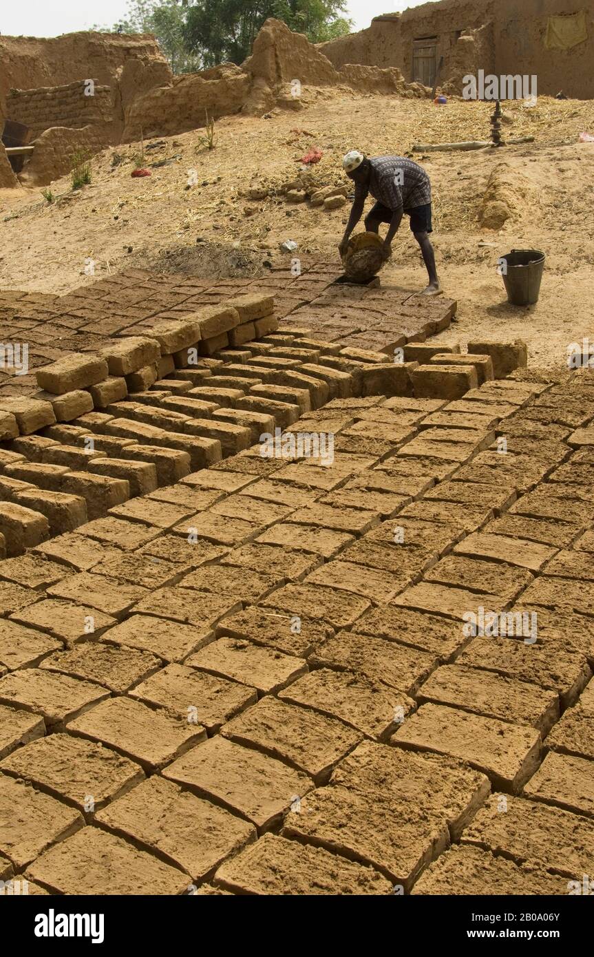 Man making mud bricks hi-res stock photography and images - Alamy