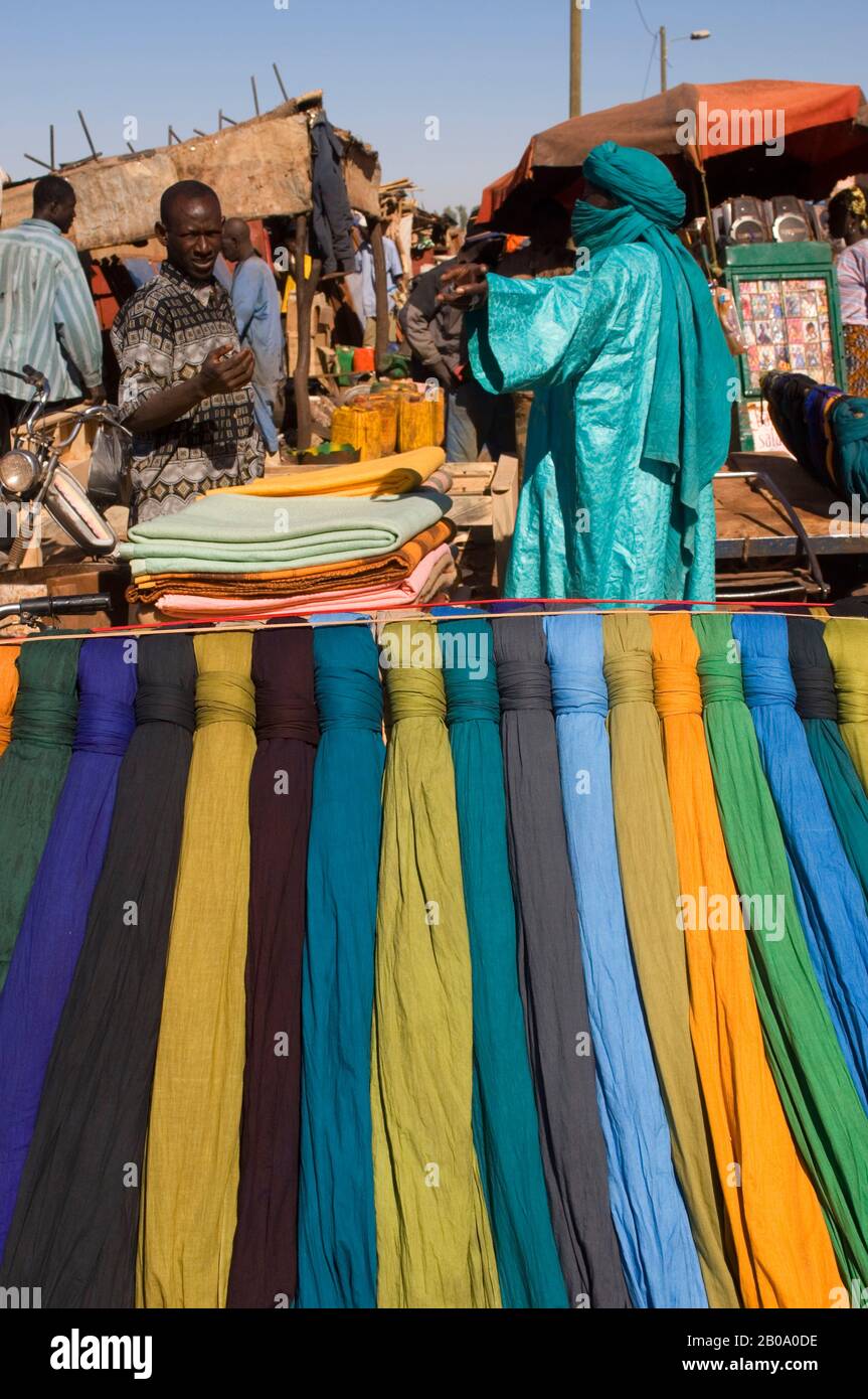 MALI, MOPTI, BANI RIVER PORT, COLORFUL FABRICS Stock Photo - Alamy