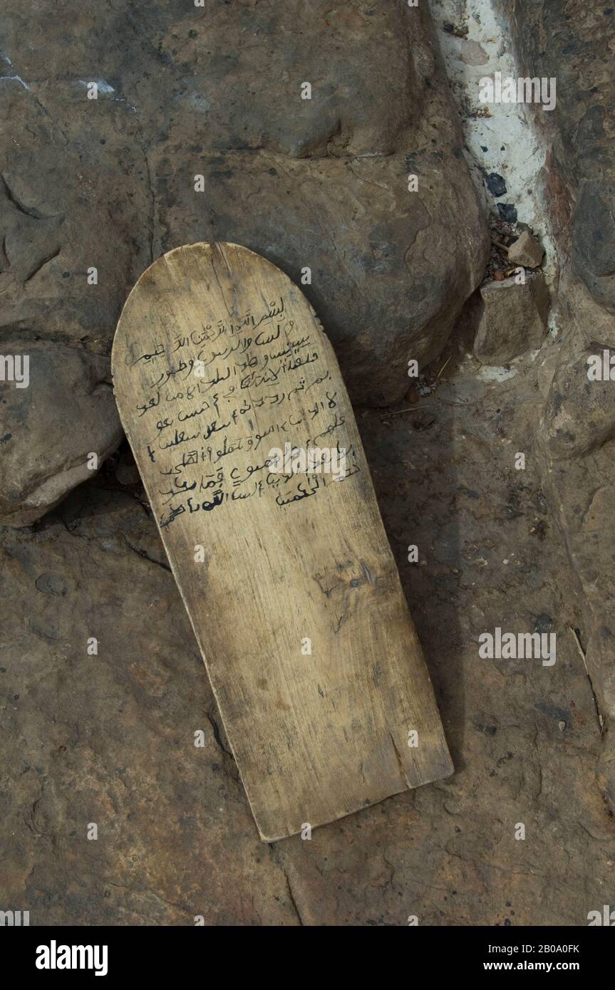 MALI, NEAR BANDIAGARA, DOGON COUNTRY, NIOGONO DOGON VILLAGE, WOODEN ...