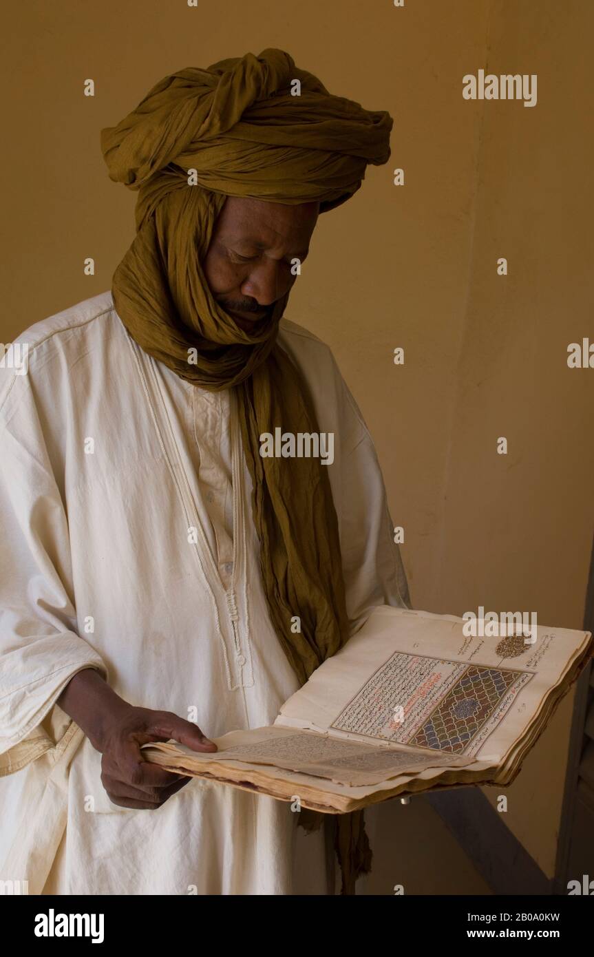 MALI, TIMBUKTU, CITY ON THE EDGE OF THE SAHARA DESERT, MAN WITH ANCIENT ...