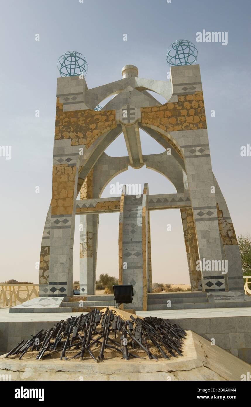 MALI, TIMBUKTU, CITY ON THE EDGE OF THE SAHARA DESERT, PEACE FLAME ...
