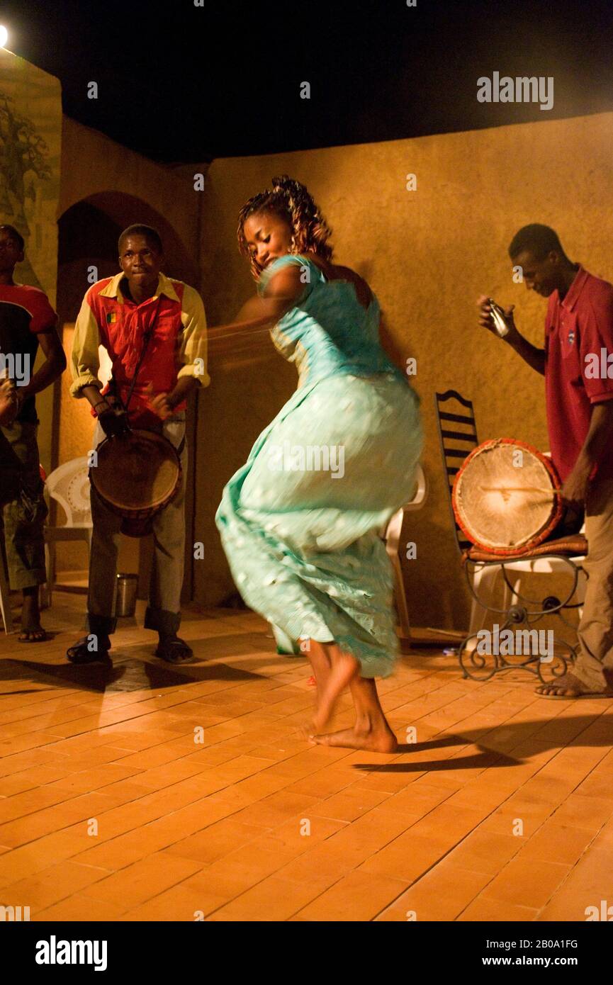 WEST AFRICA, MALI, MOPTI, LOCAL DANCES AT NIGHT Stock Photo - Alamy