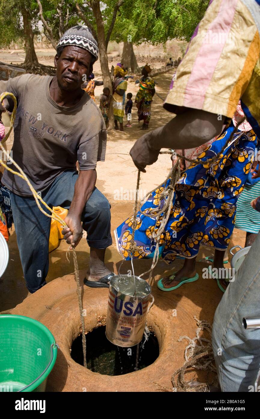 Water well africa hi-res stock photography and images - Alamy