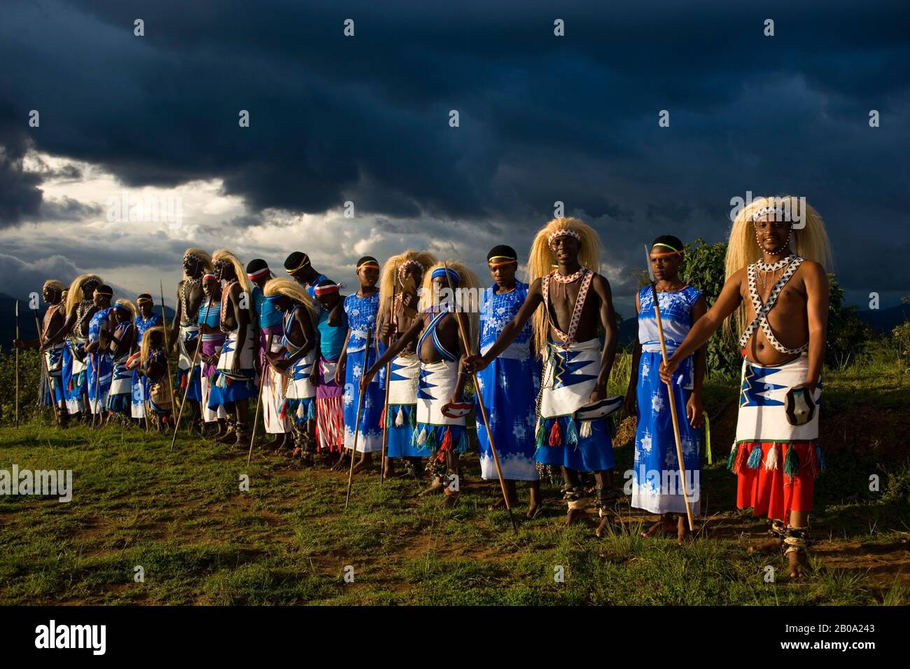 RWANDA, VIRUNGA AREA, LOCAL DANCE GROUP PERFORMING TRADITIONAL DANCES ...