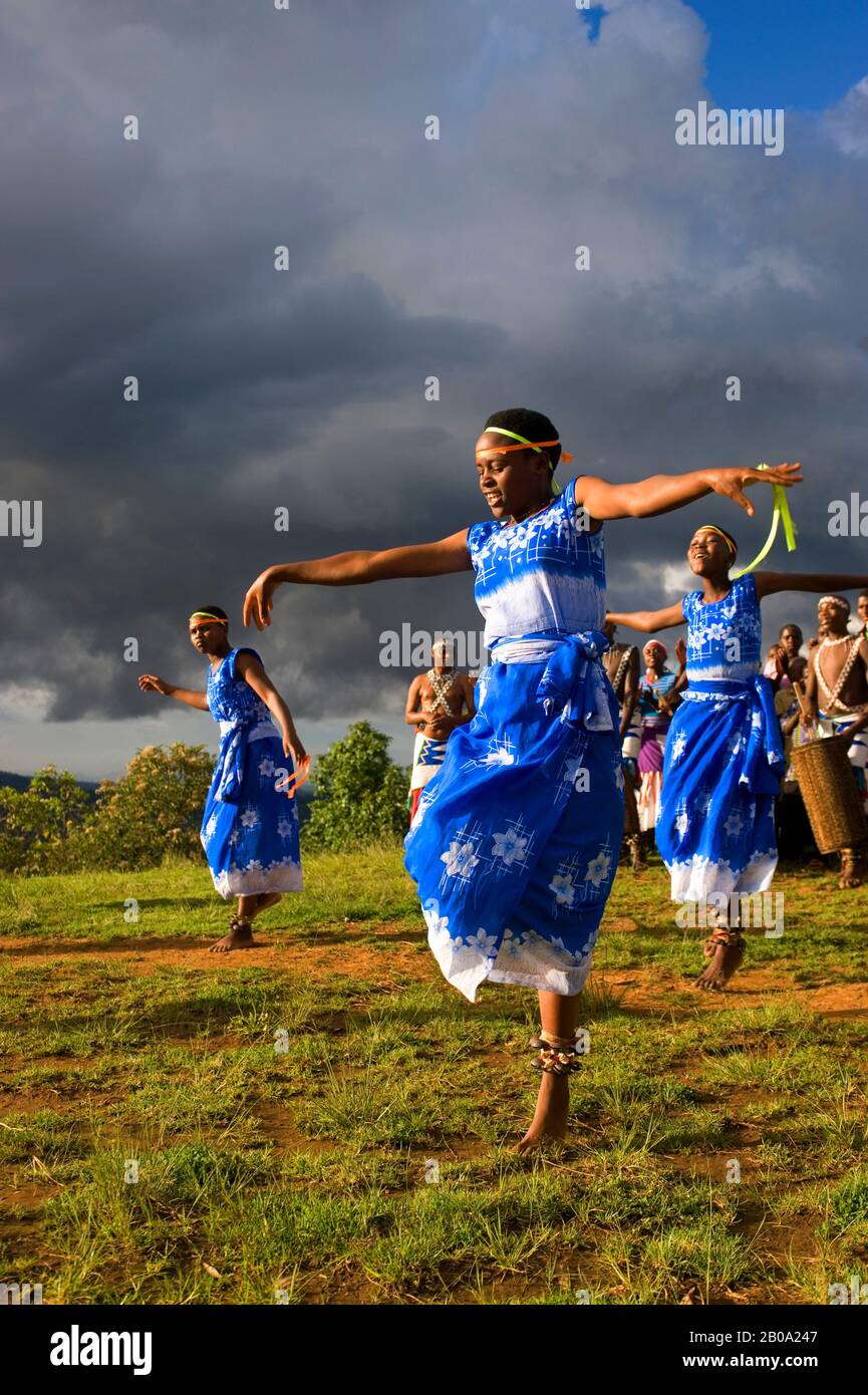 RWANDA, VIRUNGA AREA, LOCAL DANCE GROUP PERFORMING TRADITIONAL DANCES ...