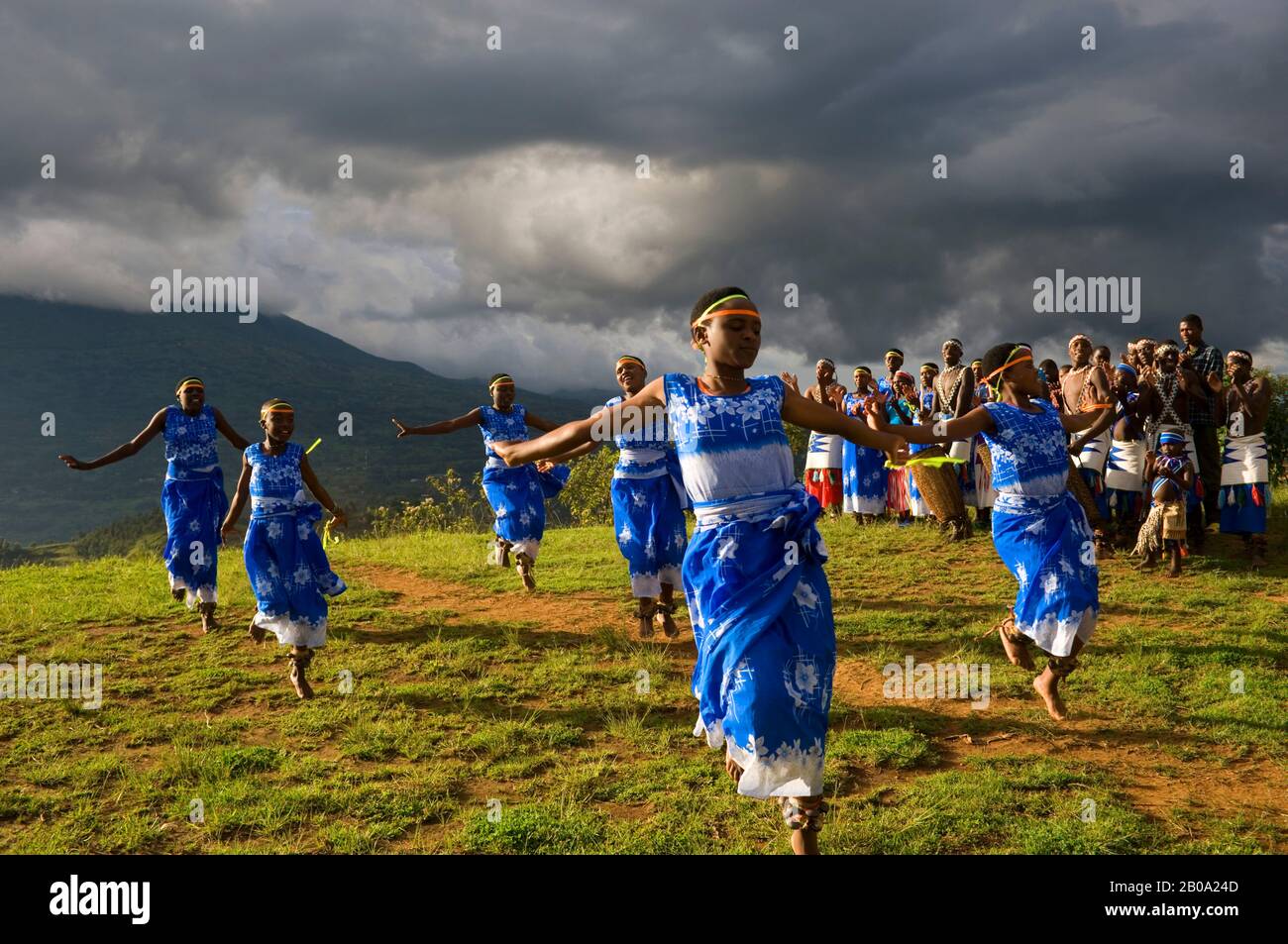 RWANDA, VIRUNGA AREA, LOCAL DANCE GROUP PERFORMING TRADITIONAL DANCES ...