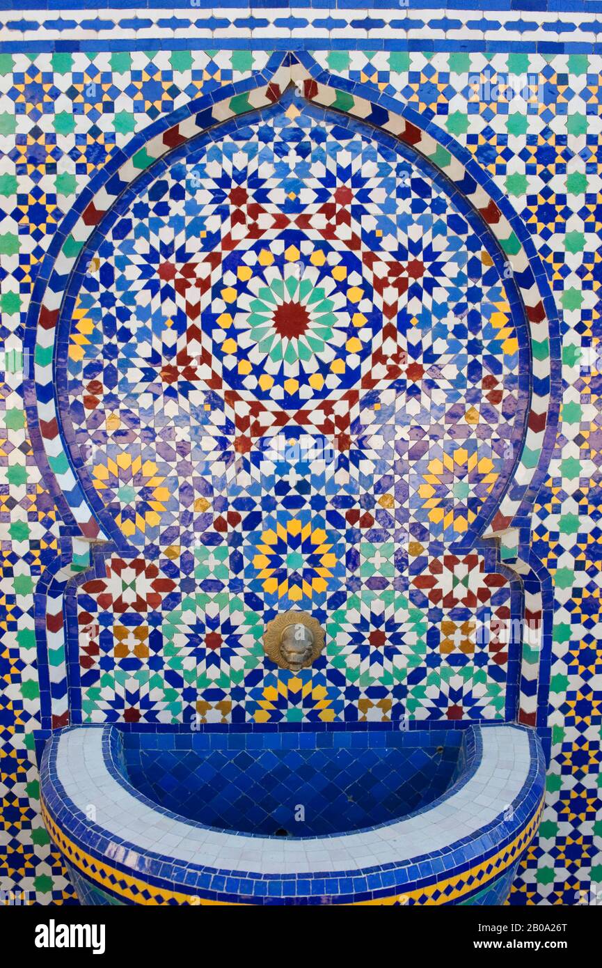 MOROCCO, FEZ, POTTERY DISTRICT, COLORFUL CERAMIC TILES Stock Photo - Alamy