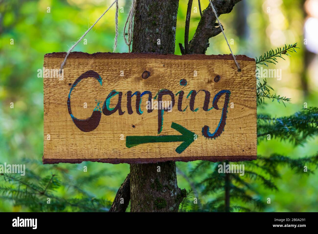 Camp camping sign direction hi-res stock photography and images - Alamy