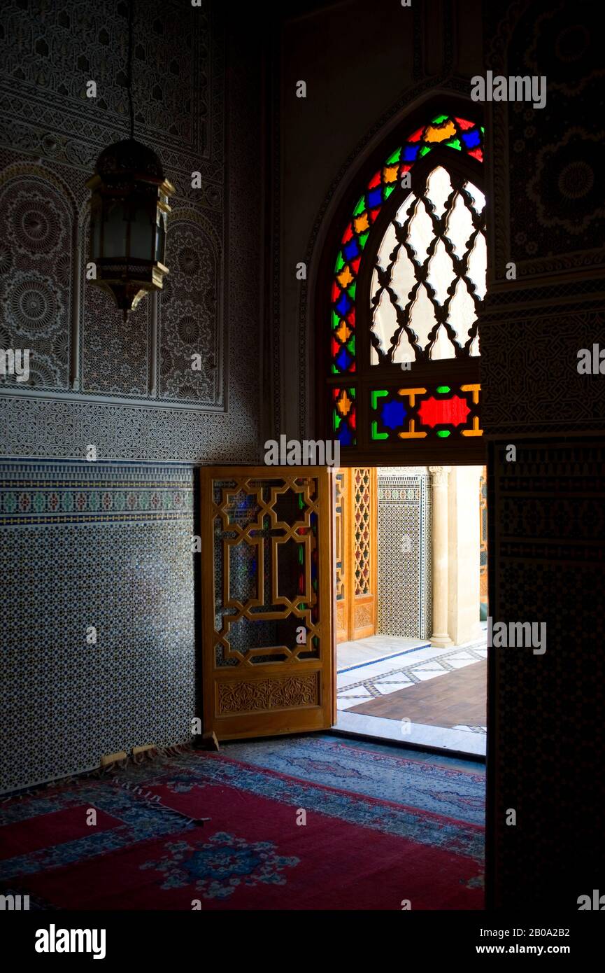 MOROCCO, FEZ, MEDINA (OLD TOWN), VIEW INTO MOSQUE Stock Photo - Alamy