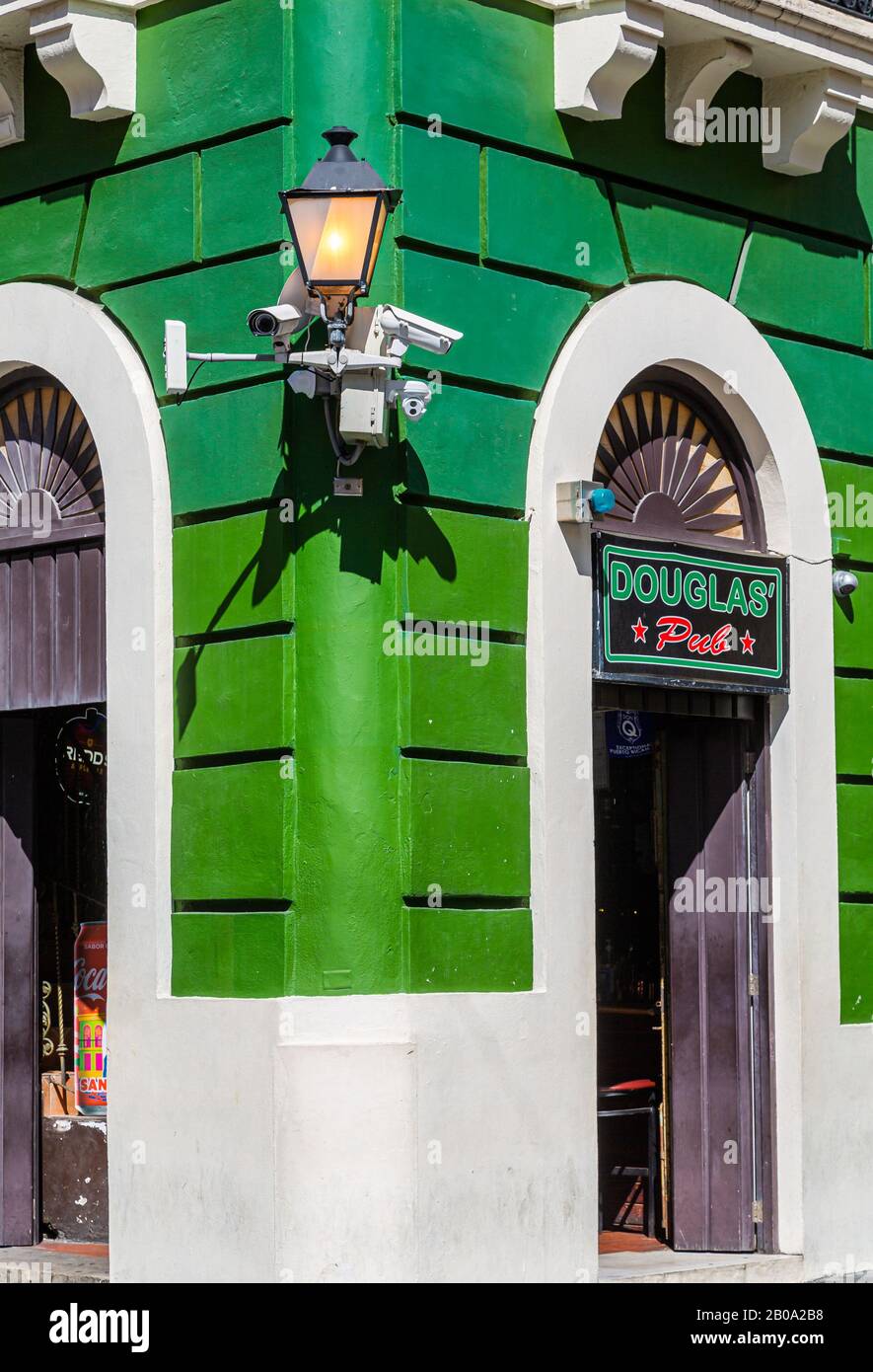 Pub security hi-res stock photography and images - Alamy