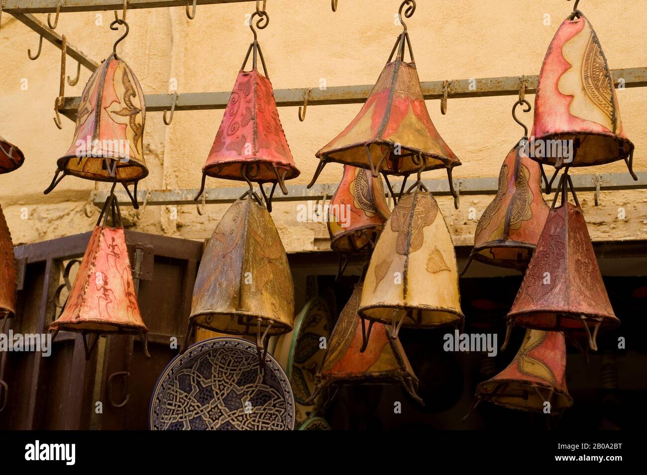 MOROCCO, FEZ, MEDINA (OLD TOWN), SOUK SCENE, LAMPS Stock Photo - Alamy