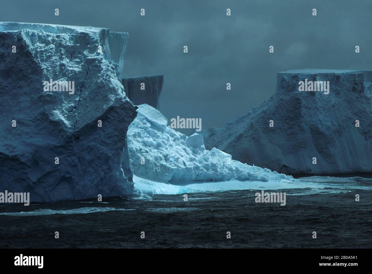 Tabular iceberg breaking hi-res stock photography and images - Alamy