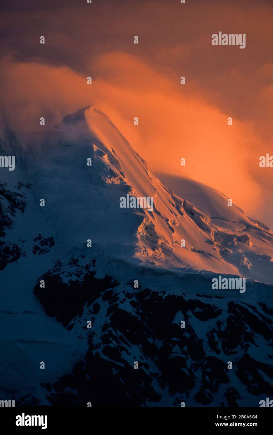 Antarctic peninsula area mountain hi-res stock photography and images ...