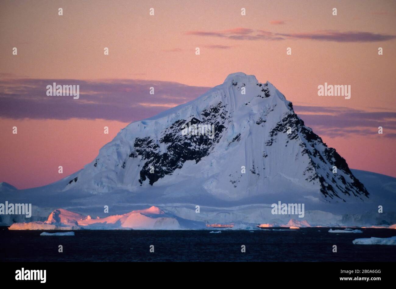 Midnight mountains hi-res stock photography and images - Alamy