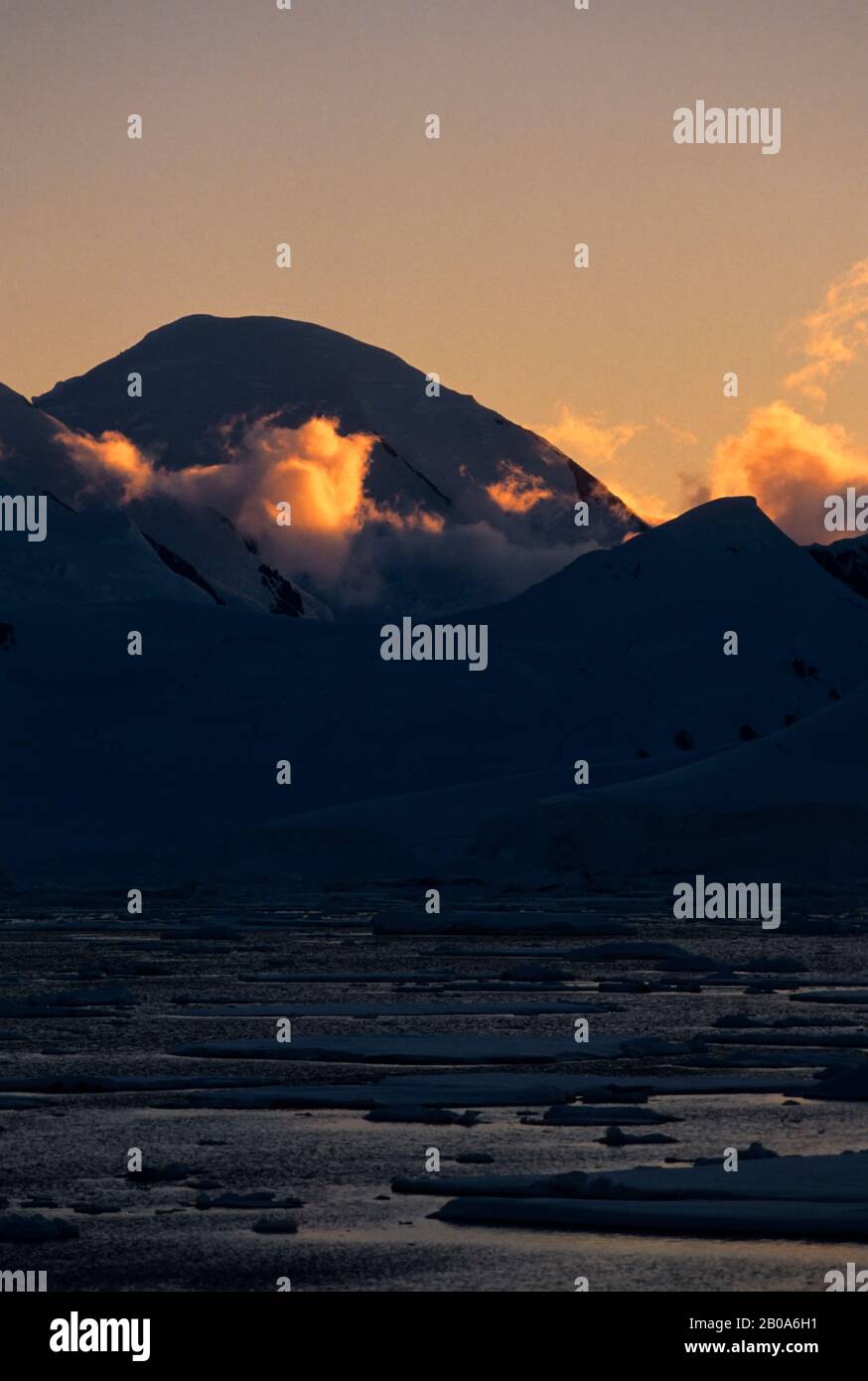 ANTARCTIC PENINSULA AREA, MOUNTAINS IN MIDNIGHT SUNLIGHT Stock Photo ...